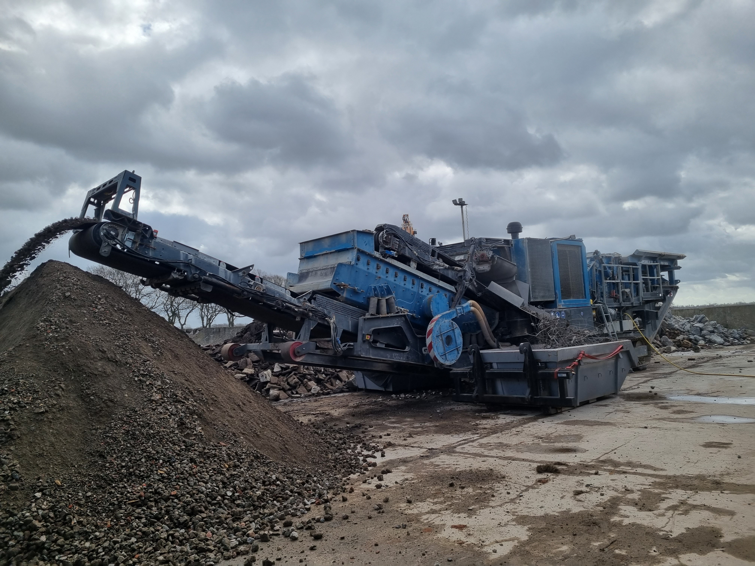 Puin breken. - Brouwers Recycling BV